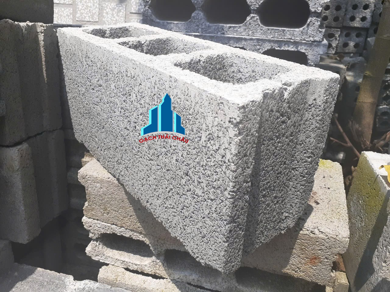 Giá Gạch Block Mới Nhất 2025 Là Bao Nhiêu?